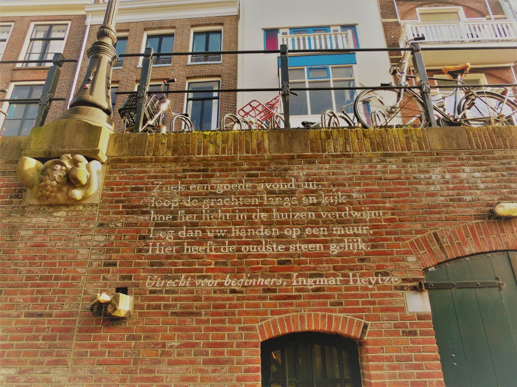 Utrecht, wandelen langs teksten in de stad – Vera Wandelt